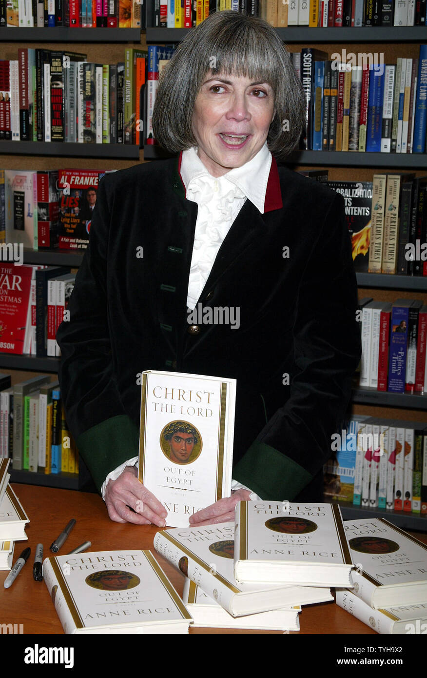 Anne Rice signs copies of her new book "Christ the Lord" at Posman's ...