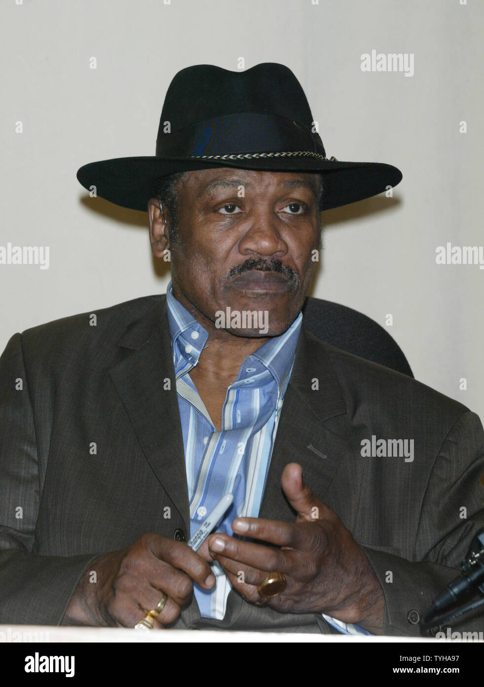Joe Frazier signs copies of his new book "Box Like The Pros" at Barnes ...