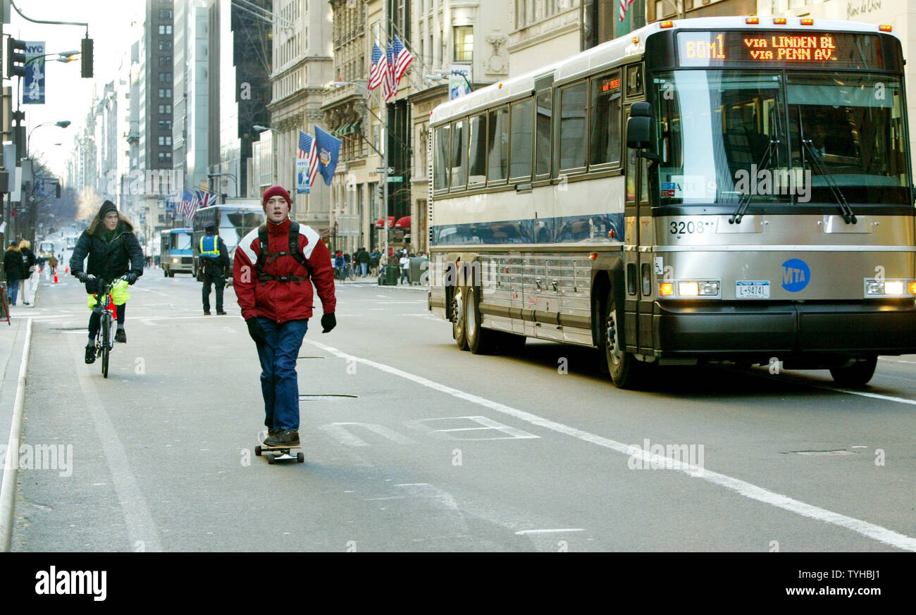 Commuter buses hi-res stock photography and images - Alamy
