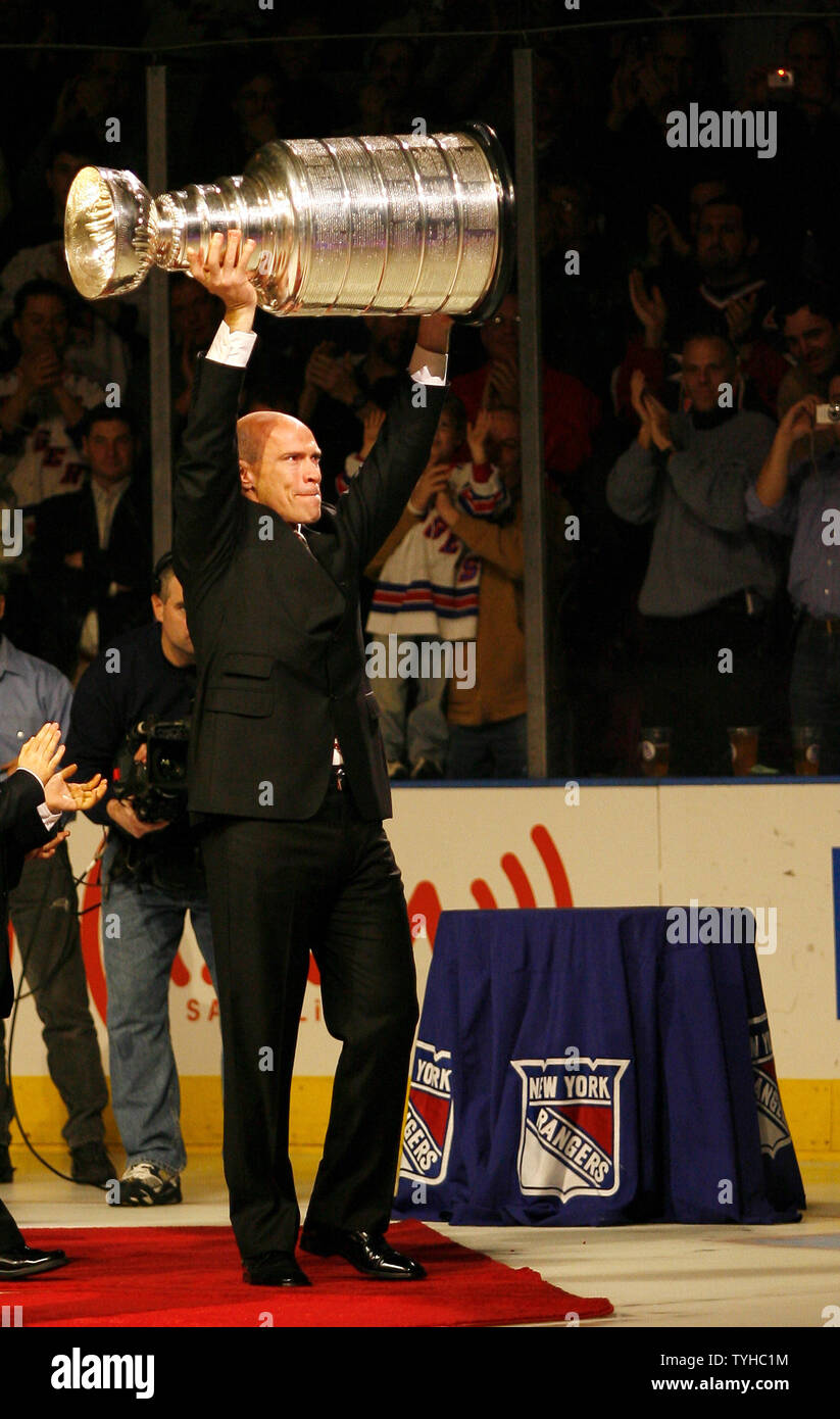 New York Rangers longtime captain Mark Messier raises up the Stanley ...