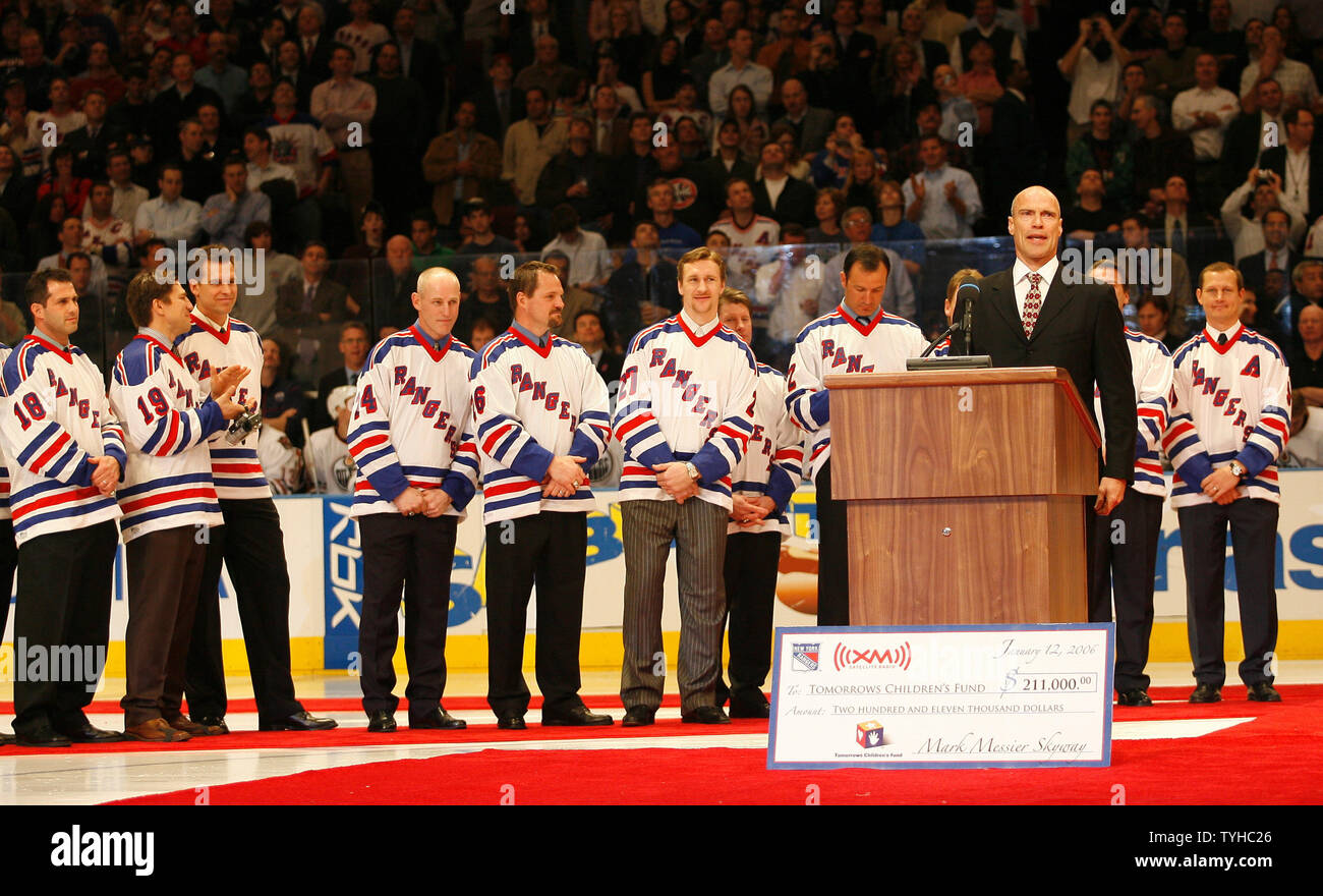 New York Rangers longtime captain Mark Messier makes a speech with the ...