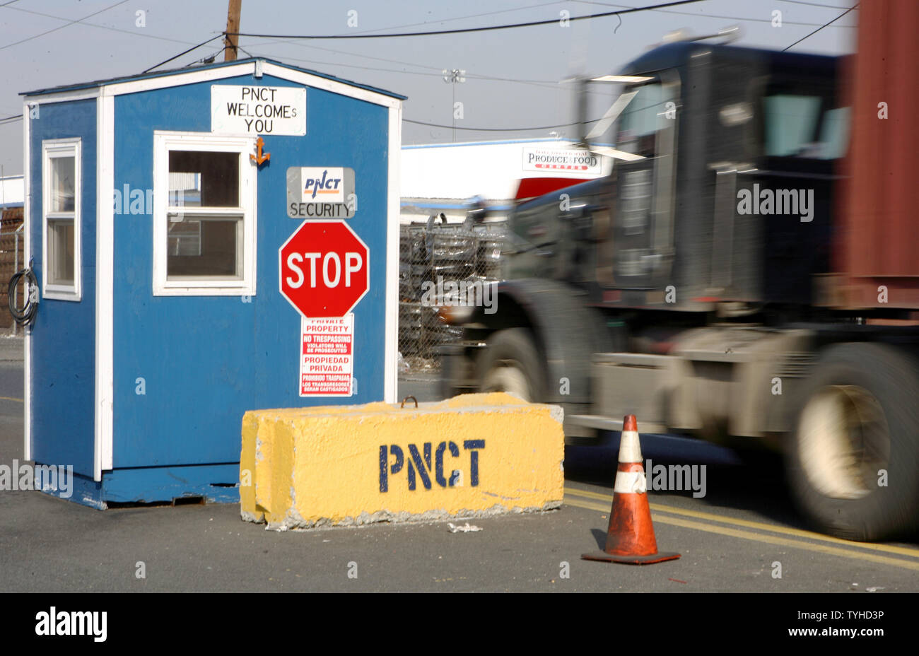 Shipping operations hi-res stock photography and images - Alamy