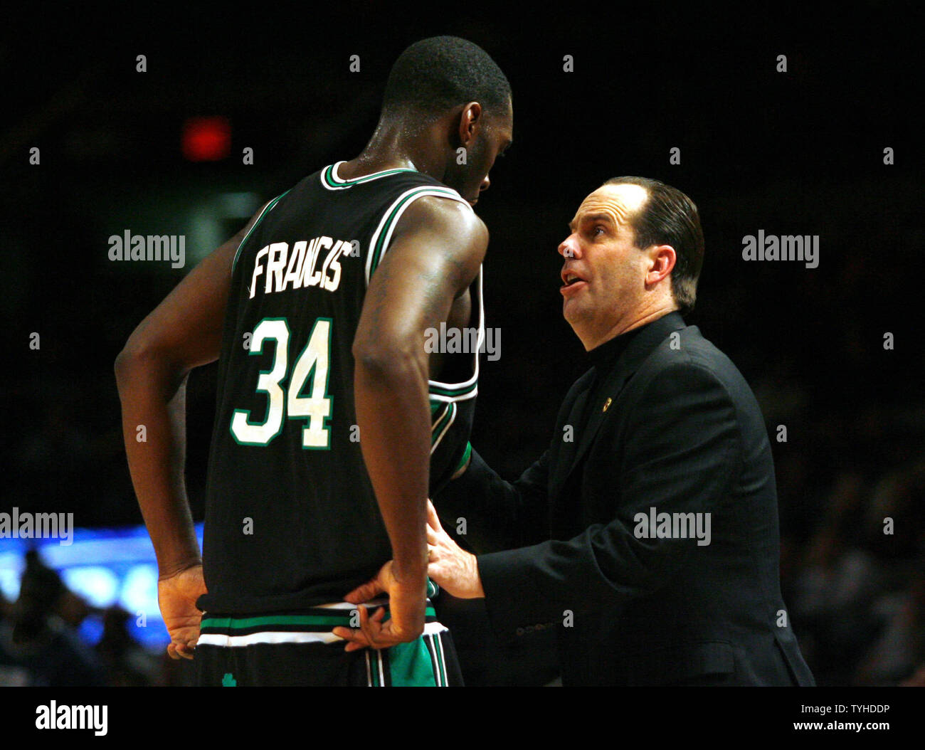 Notre Dame coach Mike Brey talks with (34) Torin Francis at Madison ...