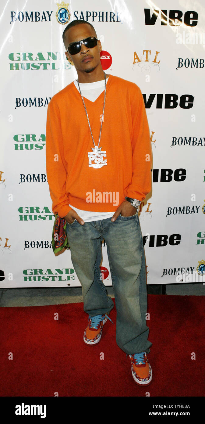 Tip "T.I." Harris stops for pictures while walking down the red carpet ...