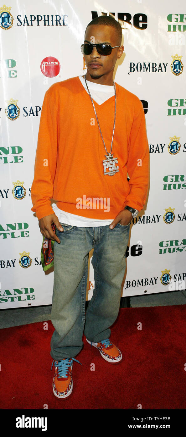 Tip "T.I." Harris stops for pictures while walking down the red carpet ...