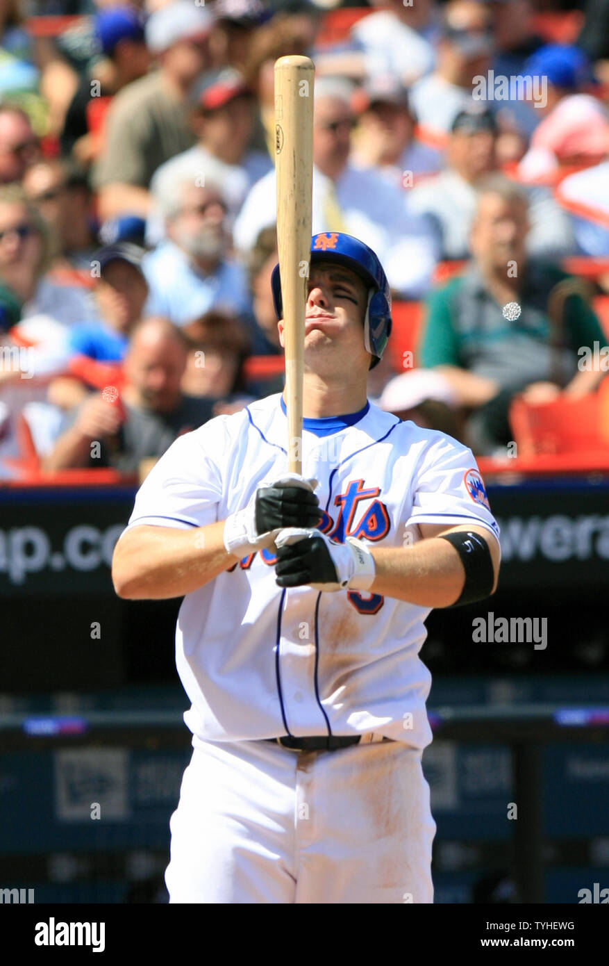 New York Mets (5) David Wright looks up at his bat before stepping in ...