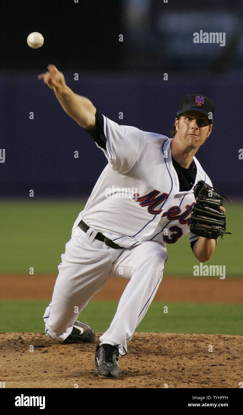 Right hander John Maine makes his debut start as a New York Mets ...