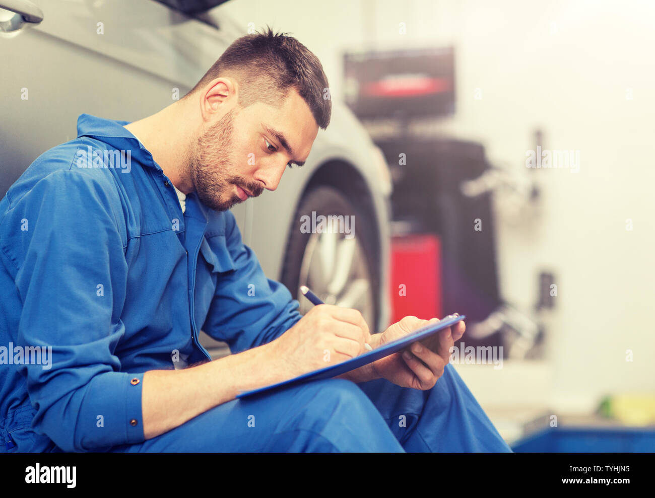 auto mechanic man with clipboard at car workshop Stock Photo - Alamy