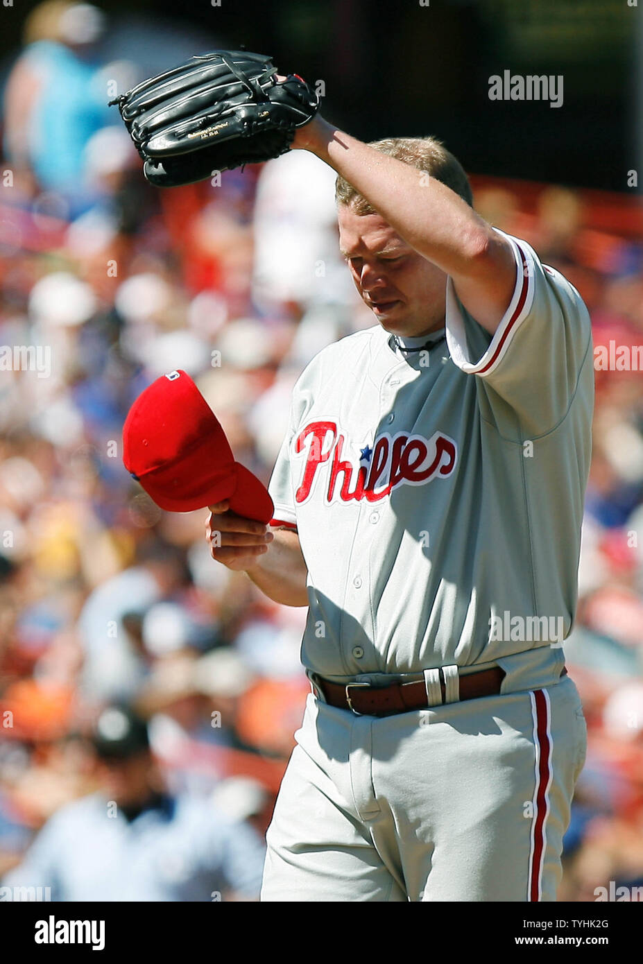 Philadelphia Phillies Jon Leiber takes off his hat in the 8th inning at ...