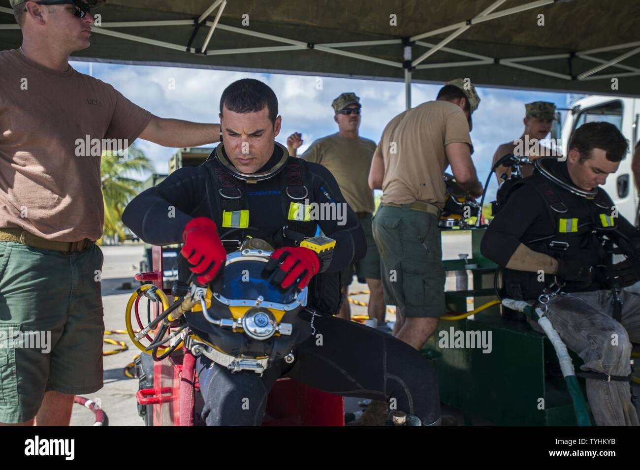 Chief Petty Officer Dan Luberto, center, assigned to Underwater ...