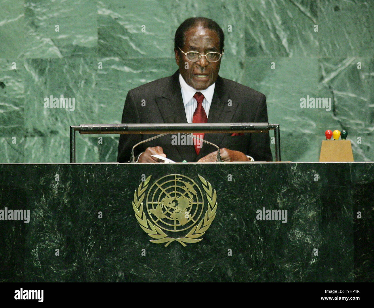 Mugabe 2006 hi-res stock photography and images - Alamy