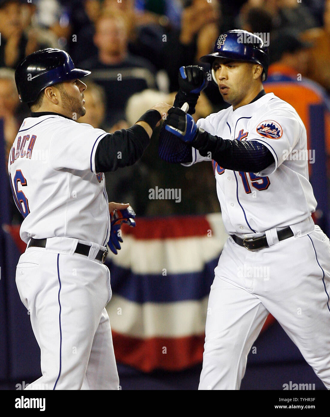 New York Mets Carlos Beltran slaps hands with New York Mets Paul Lo ...