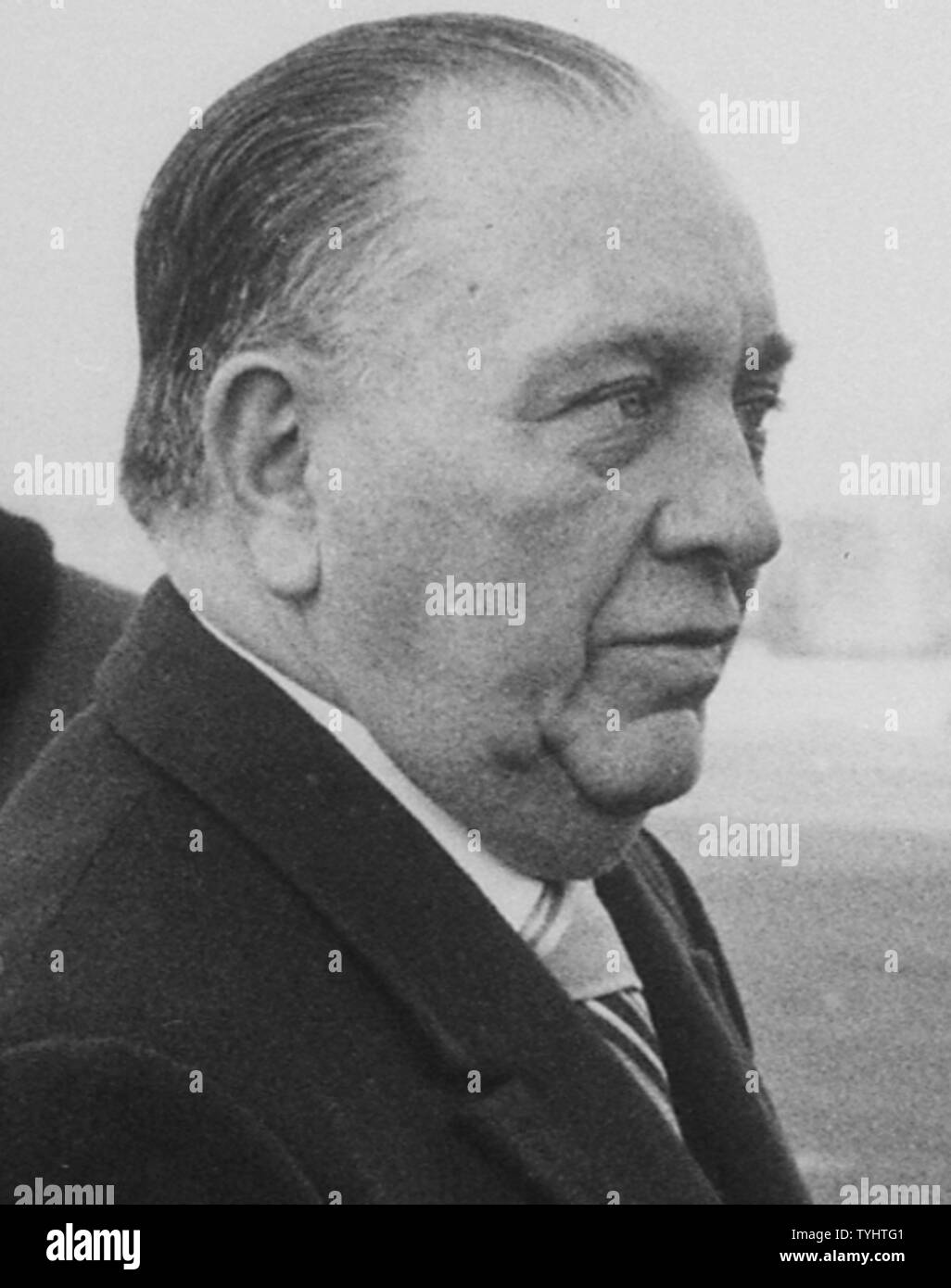 President Nixon shakes hands with Mayor Richard Daley on his arrival in ...