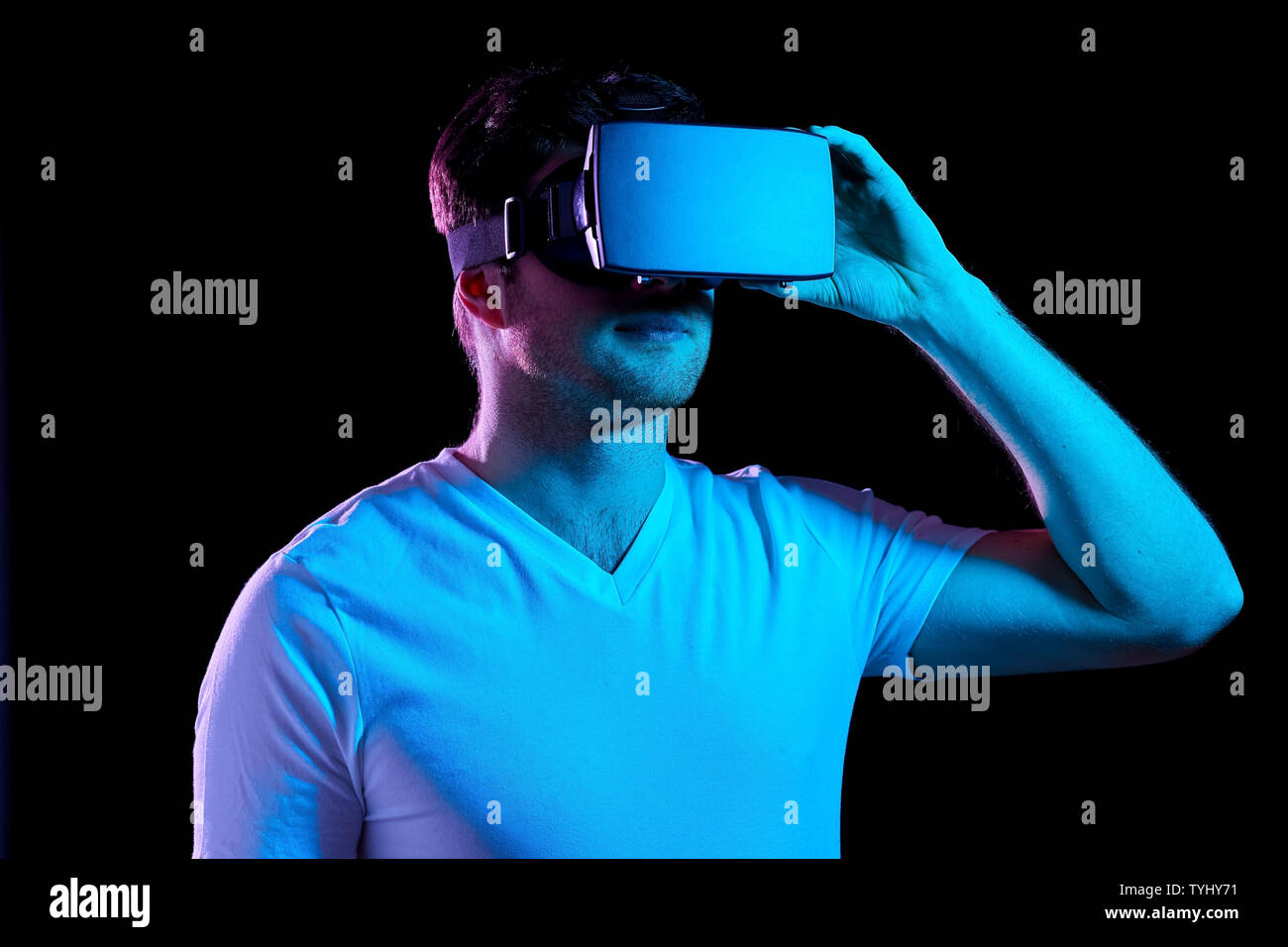 Guy in virtual reality headset hi-res stock photography and images - Alamy