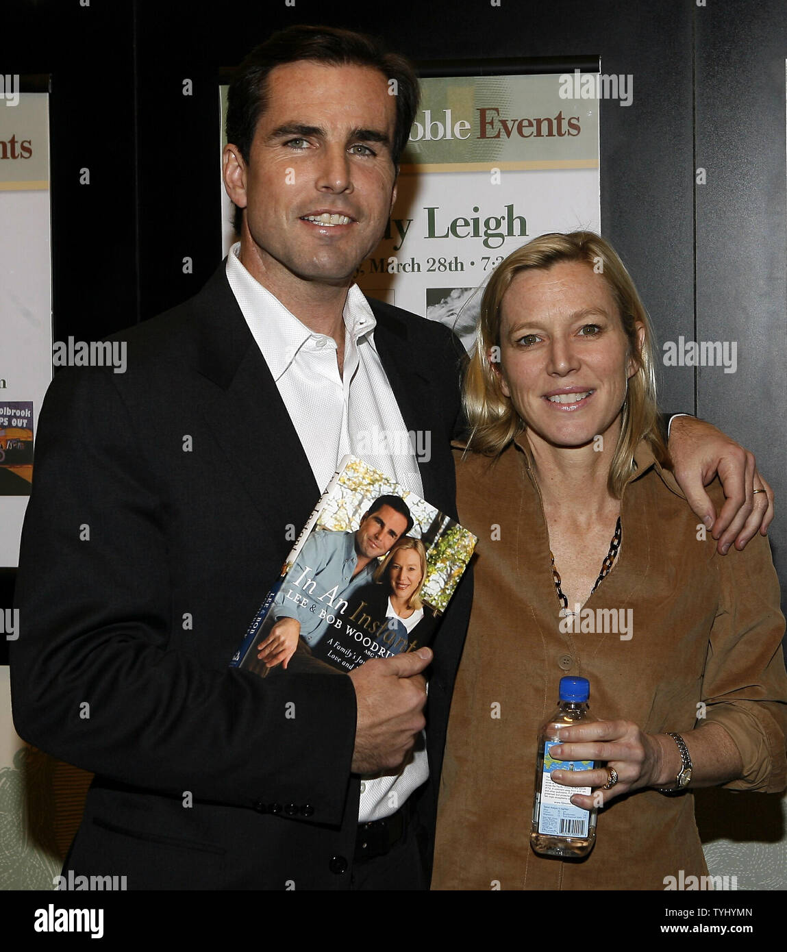 Bob and Lee Woodruff stand next to eachother before signing copies of ...