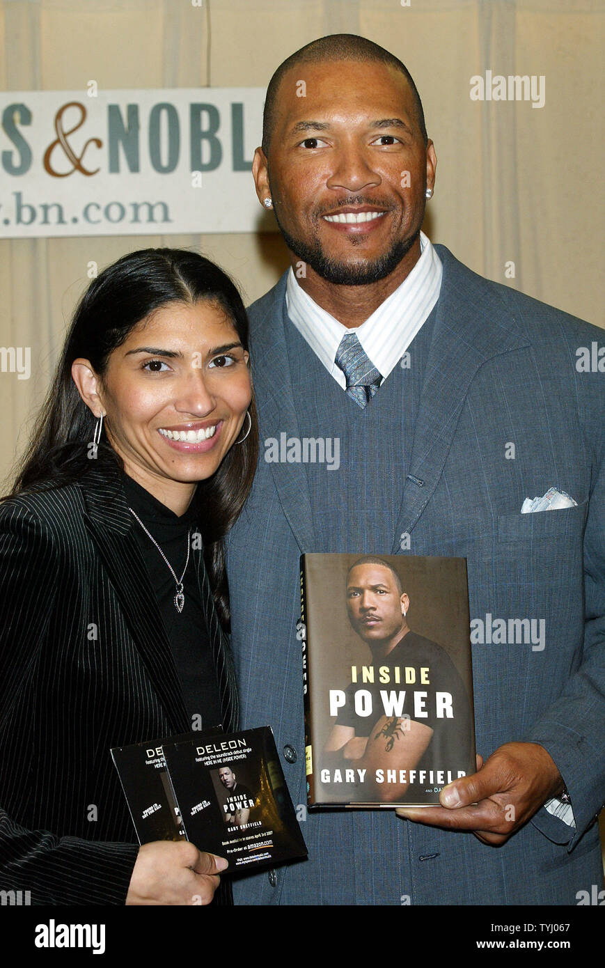 Gary Sheffield (R) poses for pictures with his wife DeLeon, holding her ...