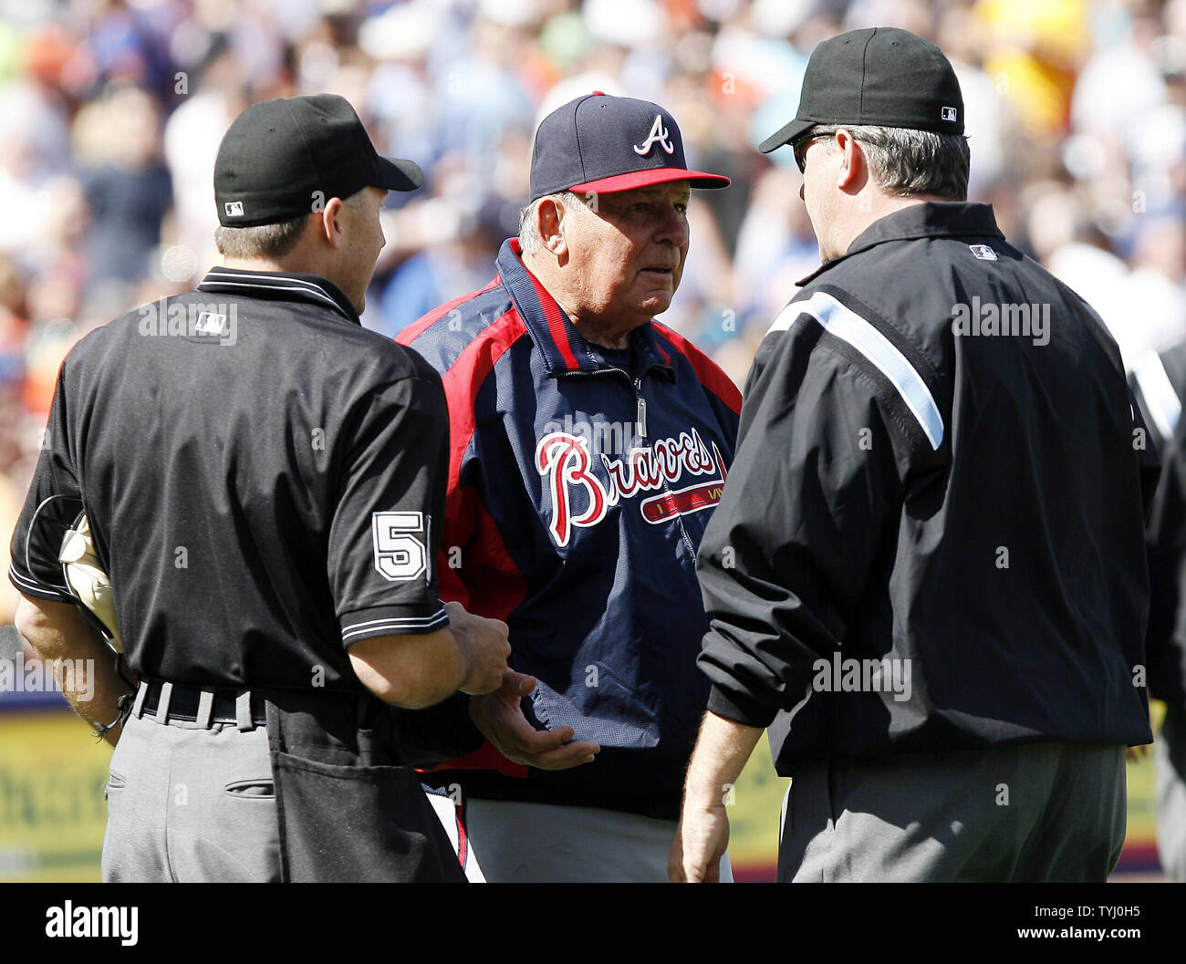 Atlanta Braves manager Bobby Cox (C) argues with umpires in the 7th ...
