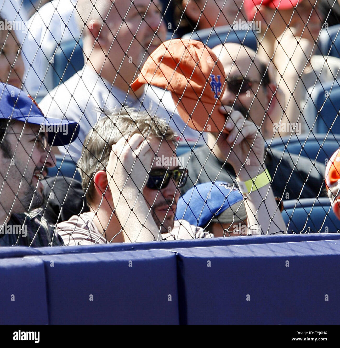 Matthew Broderick lifts off his hat in the 5th inning at Shea Stadium ...