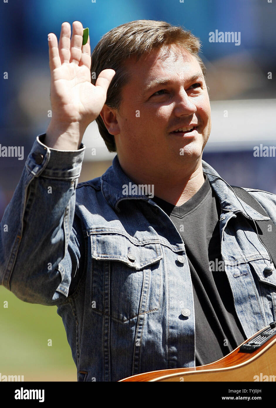 Edwin McCain waves after performing for fans before the game at Shea ...