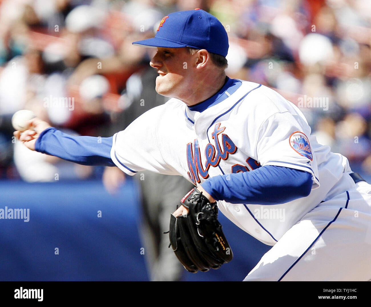 New York Mets Joe Smith throws a pitch in the 8th inning at Shea ...