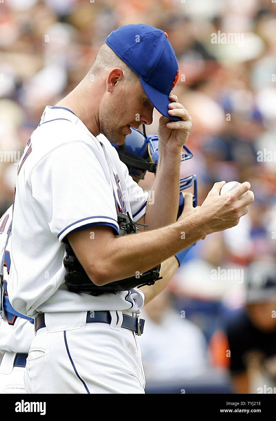 New York Mets Mike Pelfrey reacts in the 3rd inning against the ...