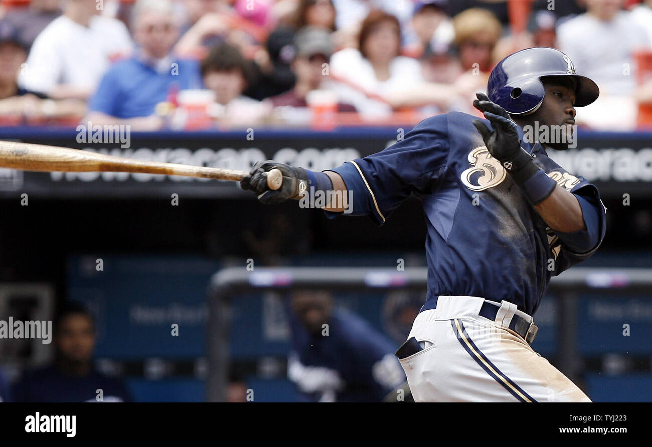 Milwaukee Brewers Tony Gwynn hits a single against the New York Mets in ...
