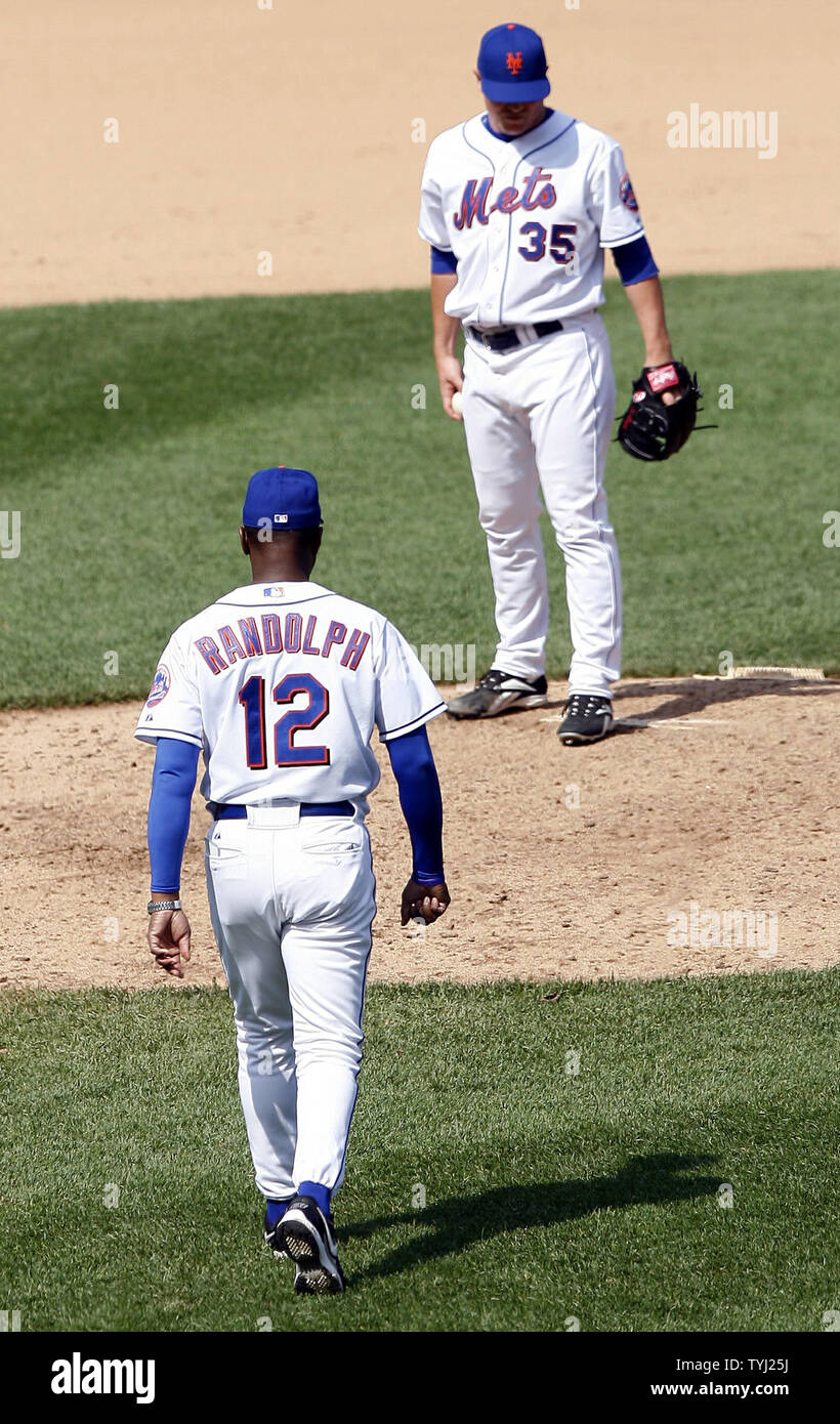 New York Mets Willie Randolph walks to the mound to remove pitcher Joe ...