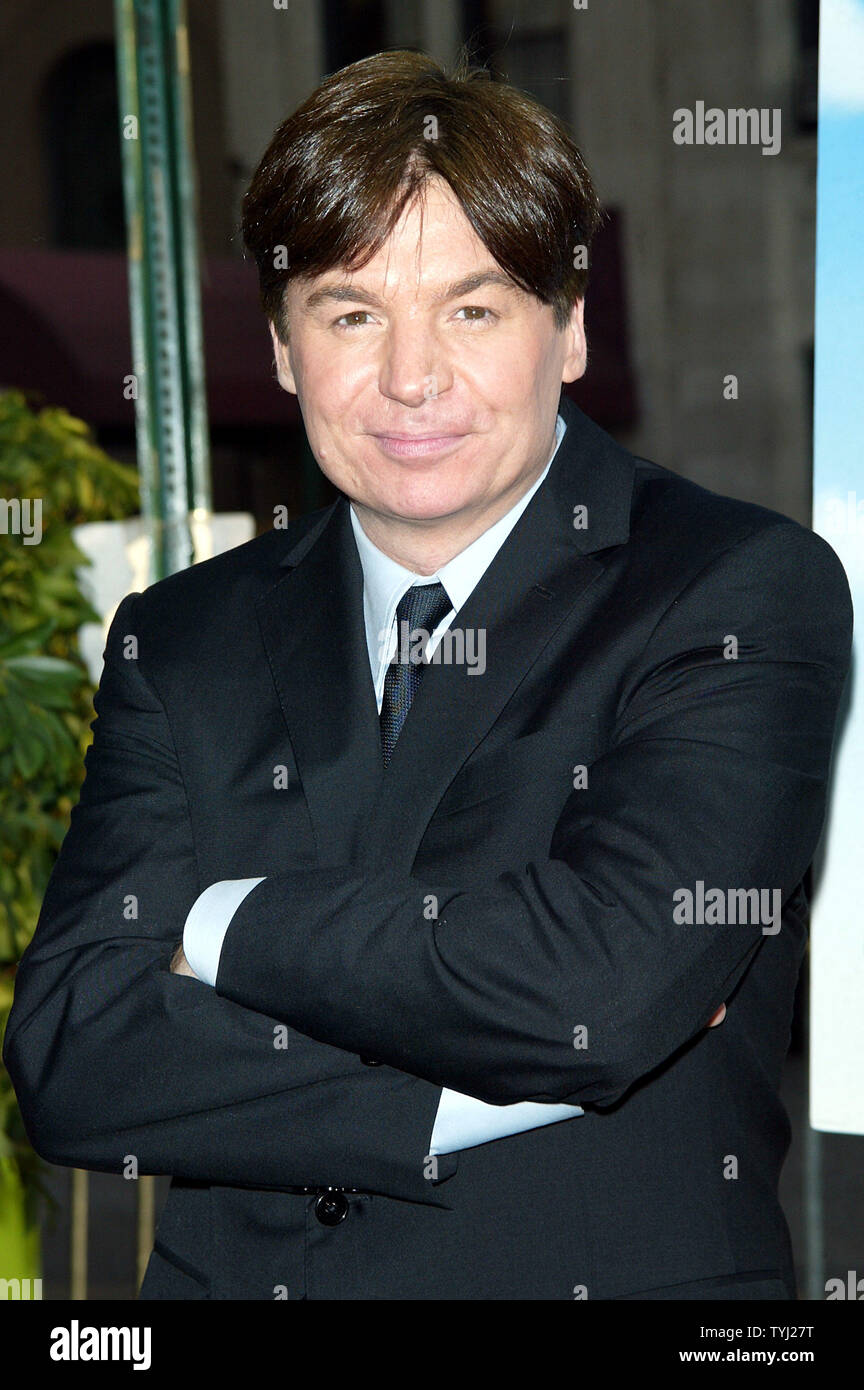 Mike Myers arrives for the premiere of "Shrek the Third" at the ...
