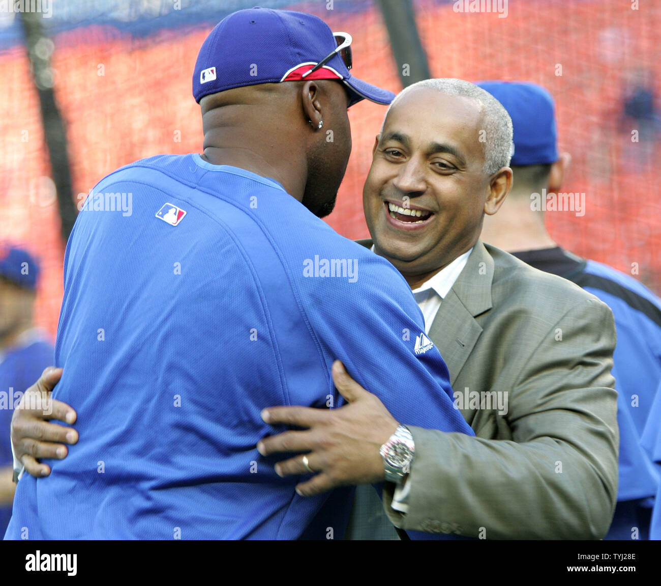 New York Mets general manger Omar Minaya, right, gives former Met Cliff ...