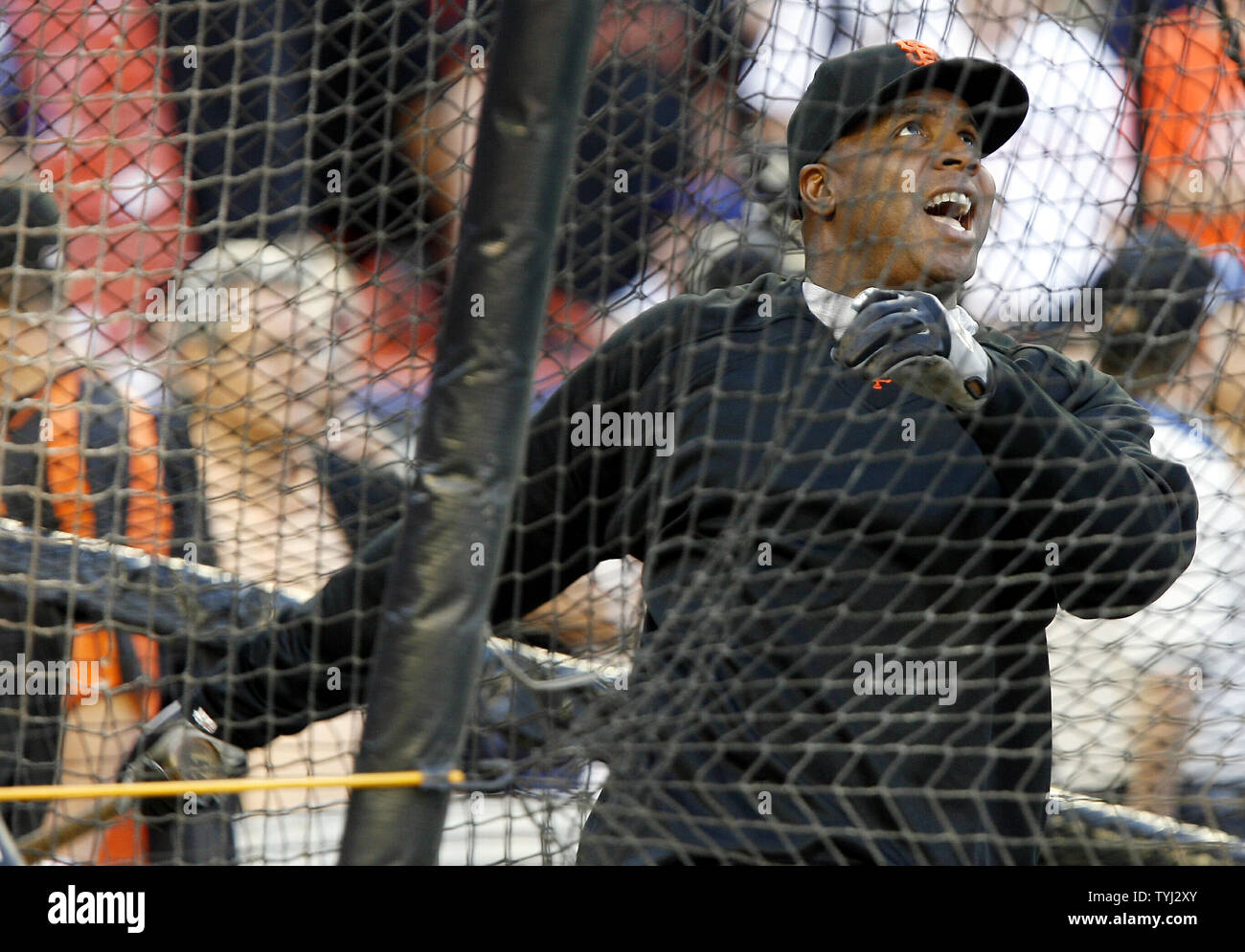 San Francisco Giants Barry Bonds smiles after hitting a baseball during ...
