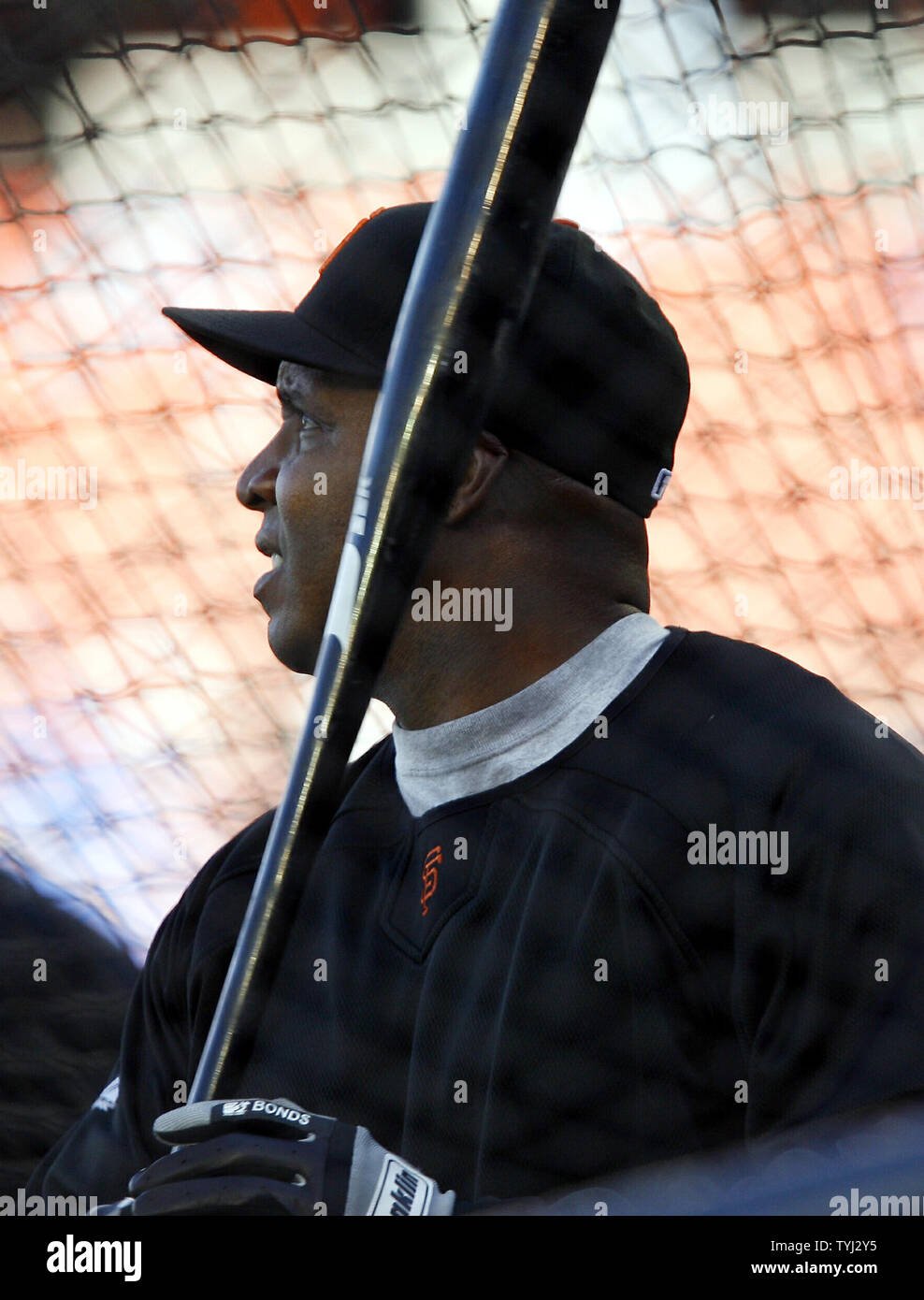 San Francisco Giants Barry Bonds stands in the batter's box during ...