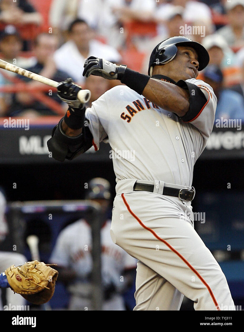 San Francisco Giants Barry Bonds pops a ball up in the first inning ...