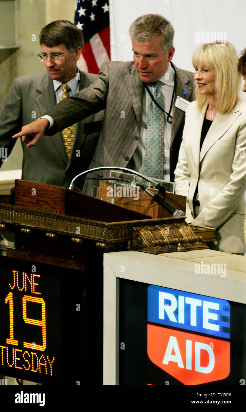 Exchange rings hi-res stock photography and images - Alamy