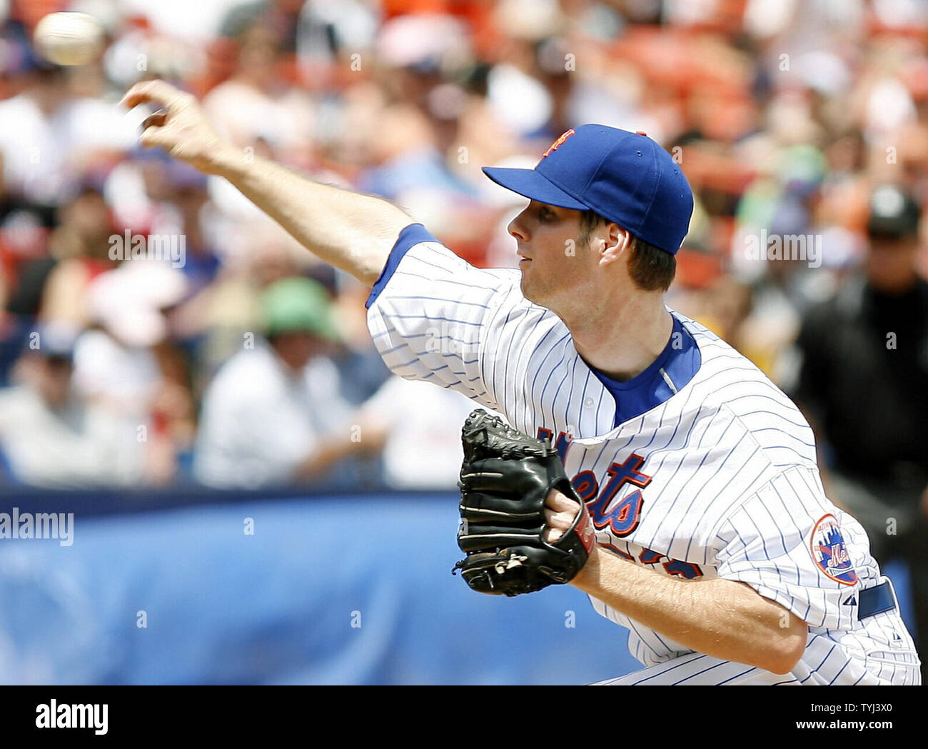 New York Mets John Maine throws a pitch in the first inning against the ...