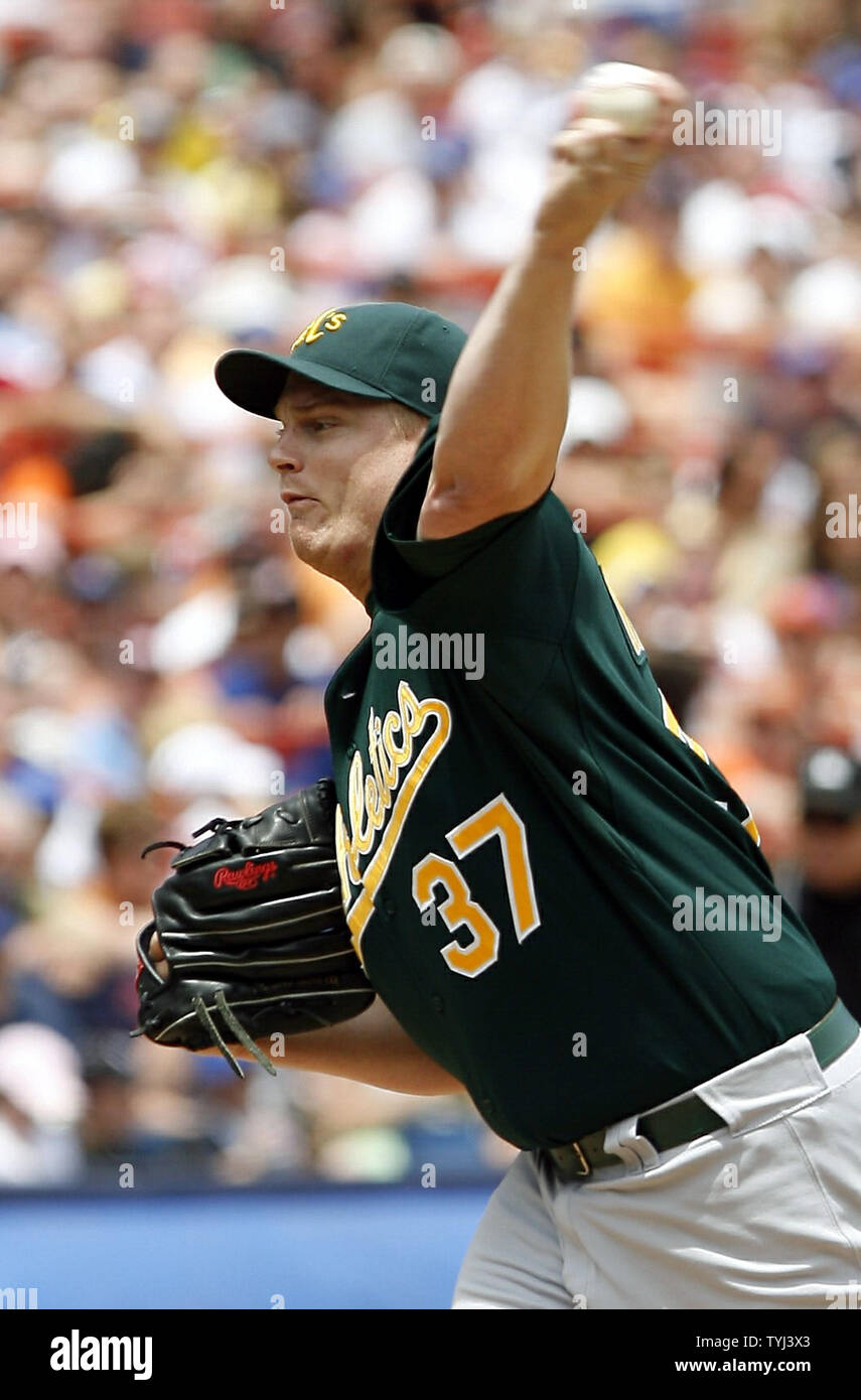 Oakland A'S starting pitcher Joe Kennedy throws during the first ...