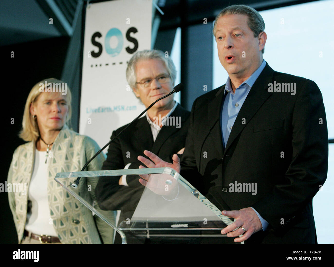 Former U.S. Vice President Al Gore (R) talks about the Live Earth Call ...