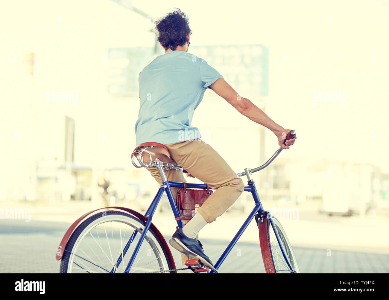 hipster man riding fixed gear bike Stock Photo - Alamy