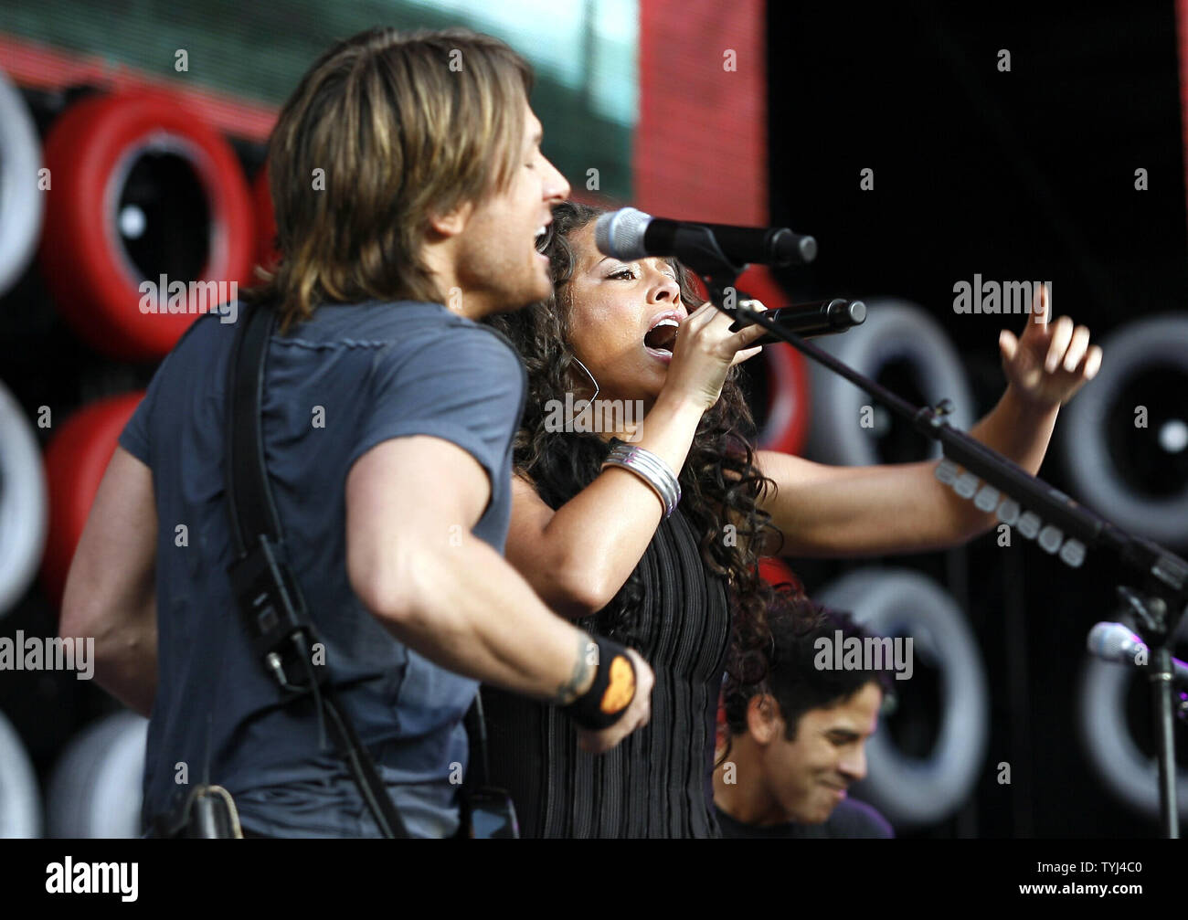 Alicia keys live earth hi-res stock photography and images - Alamy