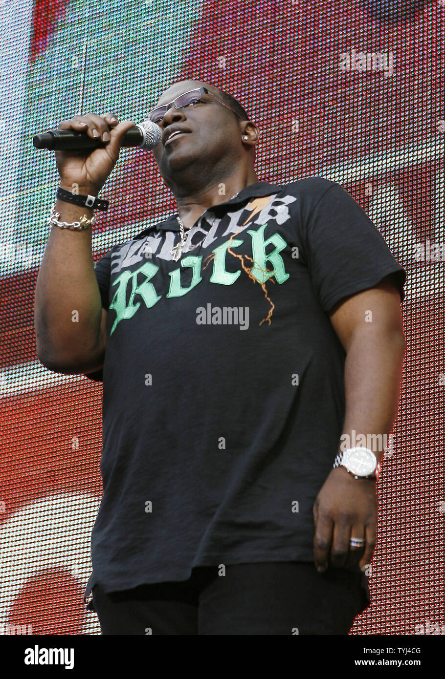 Randy Jackson introduces Alicia Keys during Live Earth, the concerts ...
