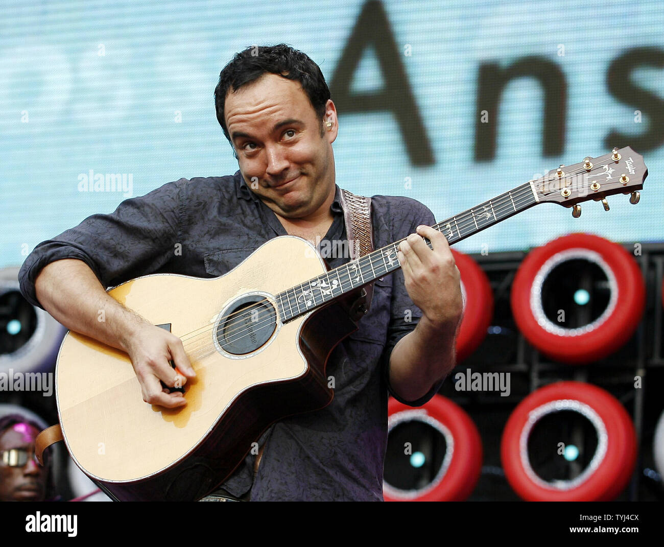 Dave Matthews performs during Live Earth, the concerts for a climate in ...