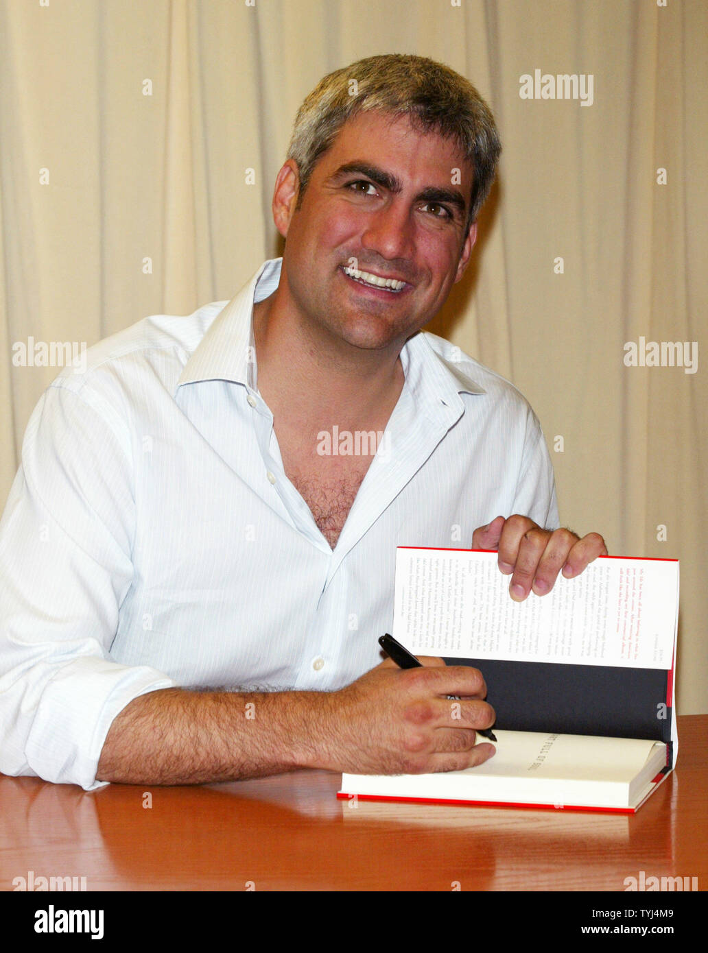 Taylor Hicks poses for pictures before signing copies of his new book ...