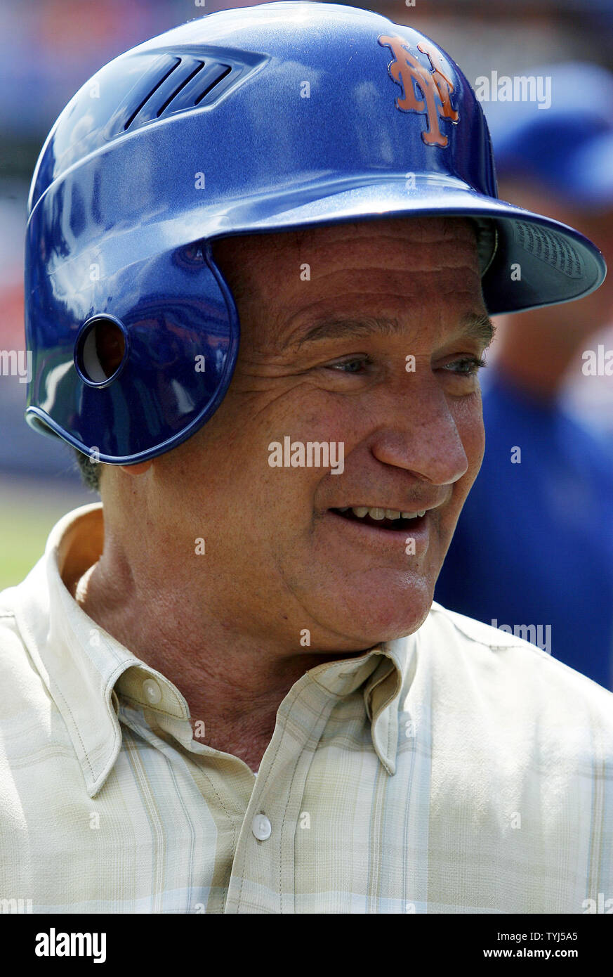Robin Williams smiles in a New York Mets helmet while shooting the ...