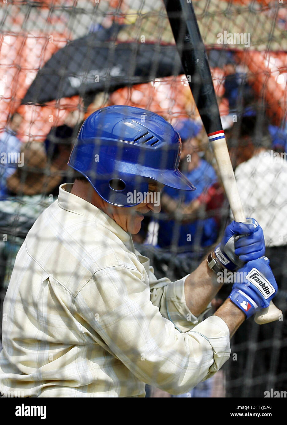 Robin Williams reacts taking batting practice wearing a New York Mets ...
