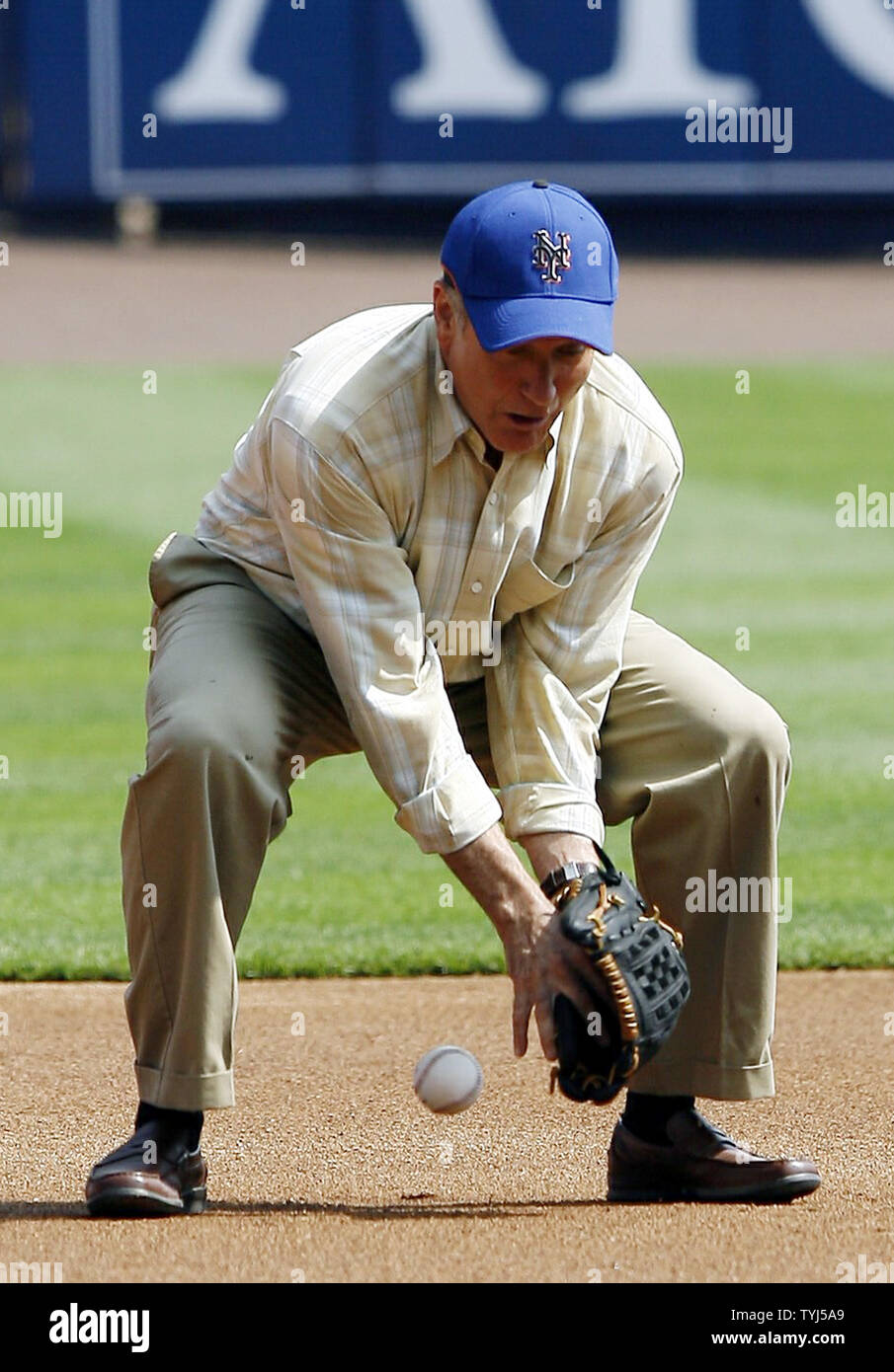 Robin Williams reacts when fielding a baseball while shooting the movie ...