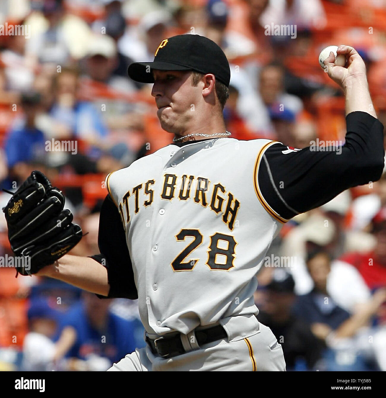 Pittsburgh Pirates starting pitcher Paul Maholm throws a pitch against ...