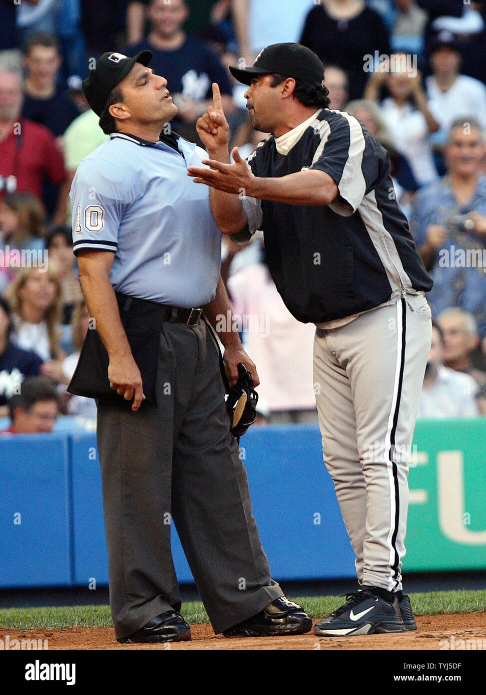 Umpire phil cuzzi new york hi-res stock photography and images - Alamy
