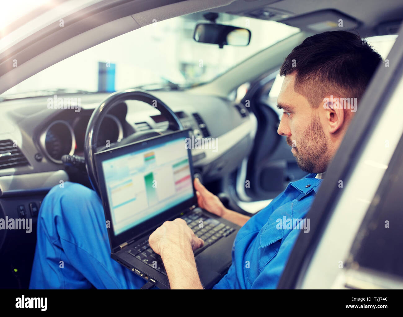 mechanic man with laptop making car diagnostic Stock Photo - Alamy