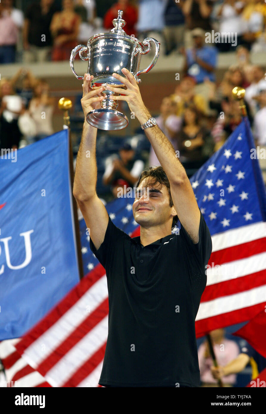 2007 us open djokovic trophy hi-res stock photography and images - Alamy