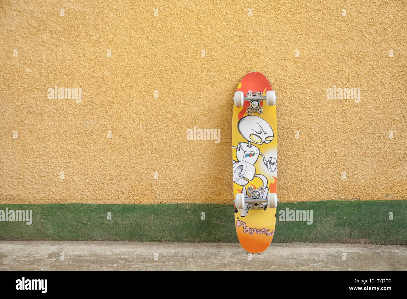 Skateboard on a wall. Used skateboard Stock Photo - Alamy
