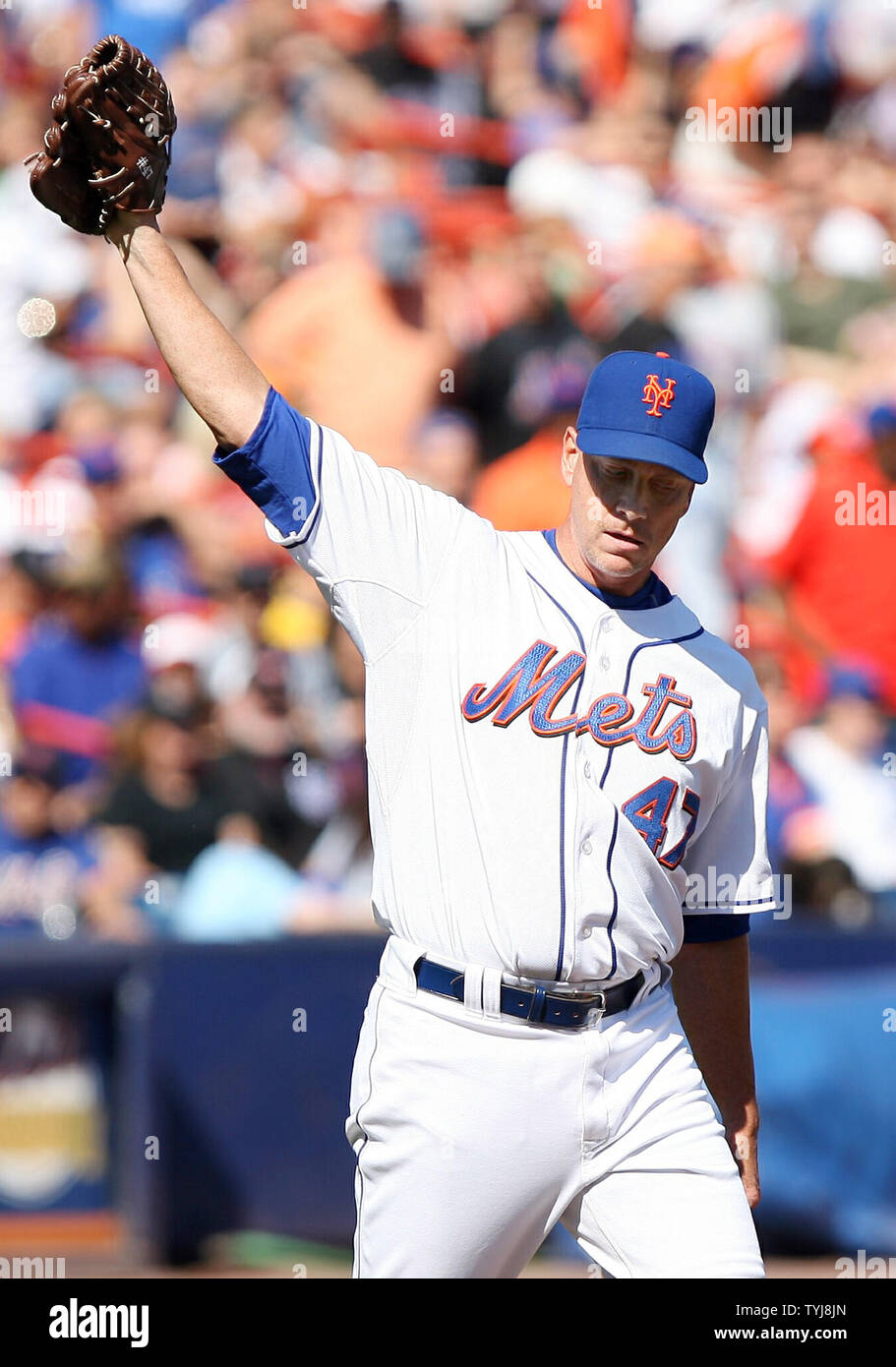 New York Mets starting pitcher Tom Glavine reacts to walking Florida ...